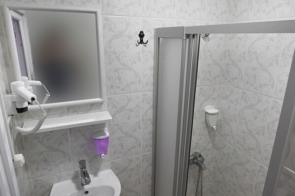 Chic 1-bedroom Hotel With Wifi, Ac In Enchanting Istanbul - Gaziosmanpaşa