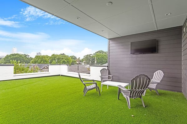 Huge Rooftop Turf Patio W/ Stunning Skyline Views! - Raleigh, NC