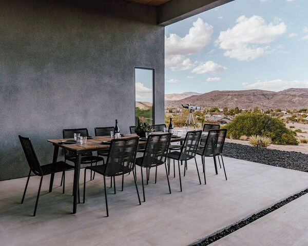Modern Home With Pool & Spa-walk To Pionertown - Yucca Valley, CA