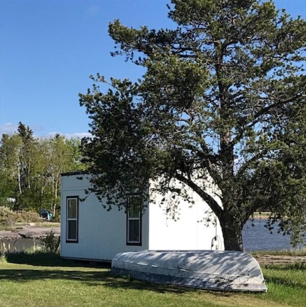 Tiny Lakefront Cabin At Loon Straits On Lake Winnipeg. Perfect For Couples! - Manitoba