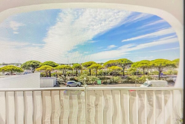 Apartment In Residence With Parking - Port Camargue