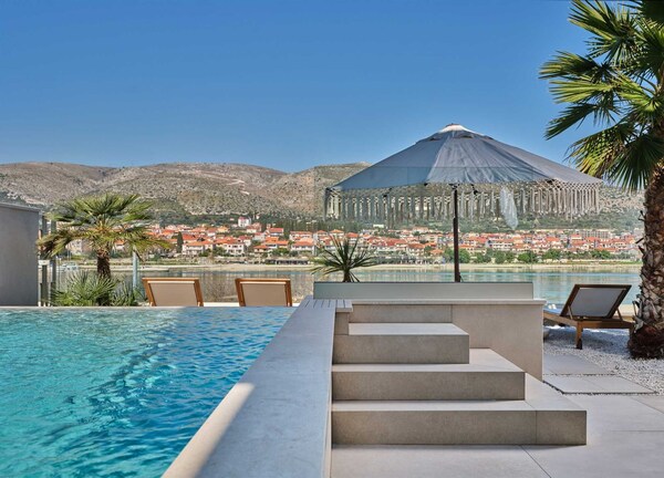 Mistral Villa  Ein Küstenrefugium Voller Luxus Und Design - Okrug Gornji