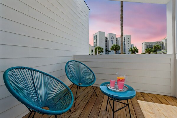 Coastal Chic 3br - Beach 5 Min Walk - Pool! - Destin, FL
