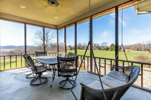 Jett Manor - Hermann, Mo 13-acre Private Estate W/ Hot Tub, Sauna & Scenic Views - Pinnacle Lake, New Florence