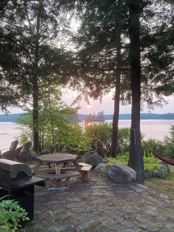 Private Lakefront Oasis With Bunkie, Hot Tub, Playground And Deep Water Dock - Algonquin Provincial Park