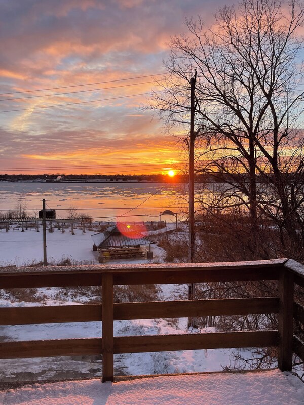 Waterfront Condo On The Riverwalk In Port Huron. Newly & Beautifully Renovated - Sarnia
