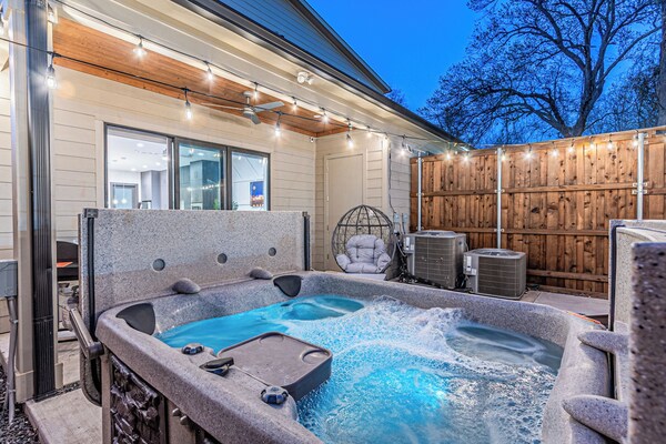 Oak Lawn Luxe Stay- King Beds, Hot Tub, Arcades, Pool Table & More - Irving