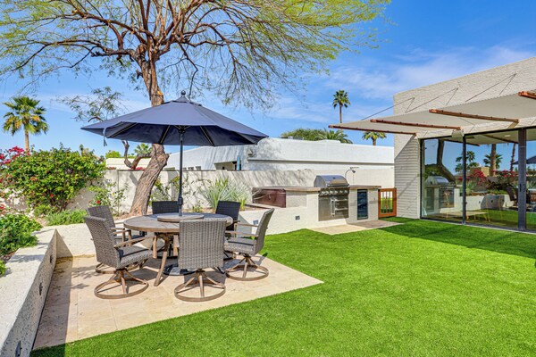 Outdoor Entertainment Space: Home In Scottsdale - Arizona