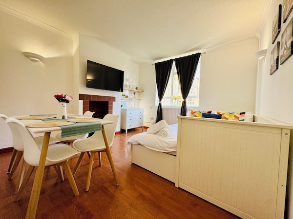 Vauxhall, River Thames, Big Ben Retreat, Central London Family Stay - DE MONTFORT UNIVERSITY