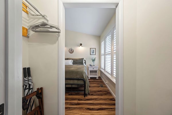 White Squirrel: Charming 2-bed & 2-bath Bnb W/private Parking & Walk To Downtown - Eureka Springs, AR