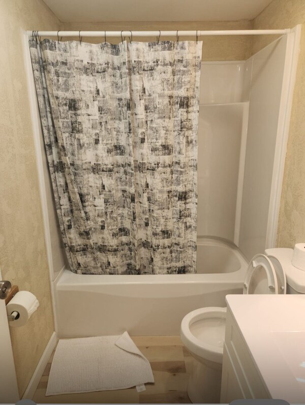 3 Bedroom, 2 Bathroom Across From Walmart, 5 Minutes To The Airport & Hospital. - Yellowknife