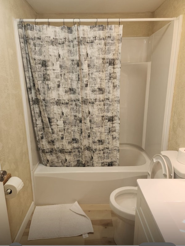 3 Bedroom, 2 Bathroom Across From Walmart, 5 Minutes To The Airport & Hospital. - Yellowknife