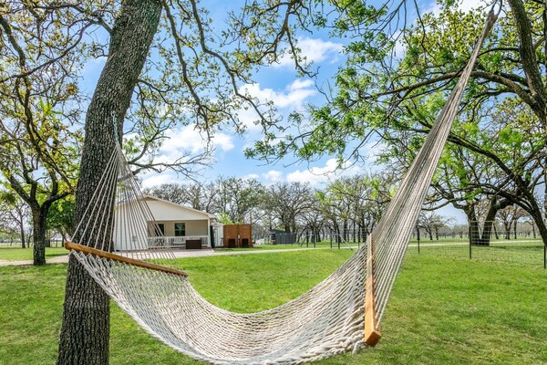 Lyndon's Lodge | Sleeps 8, Hot Tub, Fire-pit & Grill, Pet Friendly W/ Fee - Fredericksburg, TX