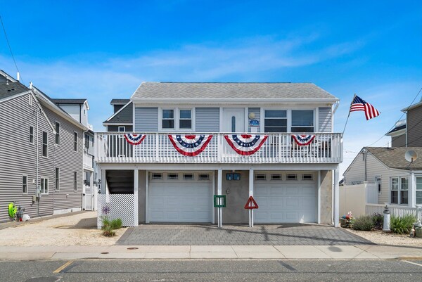 Beach House 2 Blocks From The Beach, Beach Badges, Towels, Chairs, And Parking - Seaside Heights Boardwalk, Seaside Heights