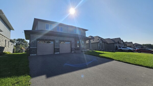 Spacious 5-bedroom House With Ac, Wifi In Brilliant Quinte West - Belleville