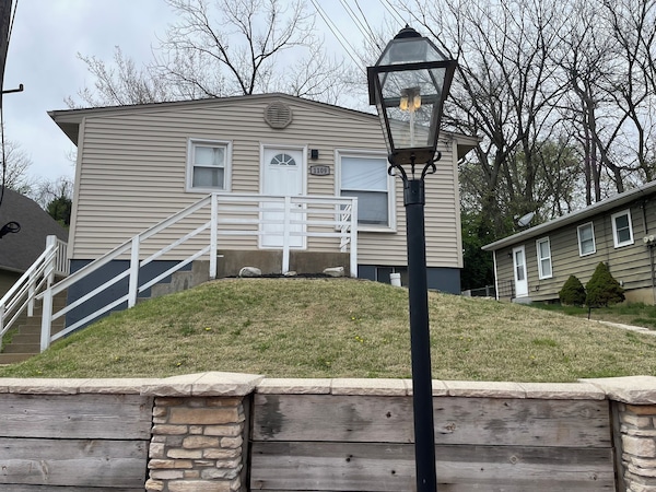 Spacious Cottage On Main St- Near Downtown - Chesterfield, MO