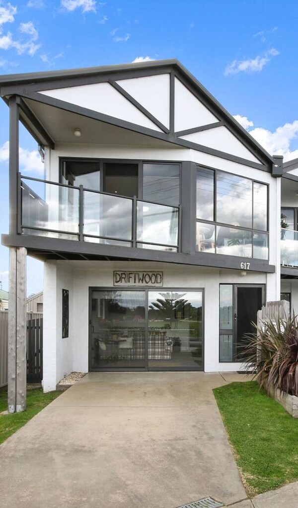 Driftwood Townhouse 2 Waterfront-central Location - Lakes Entrance