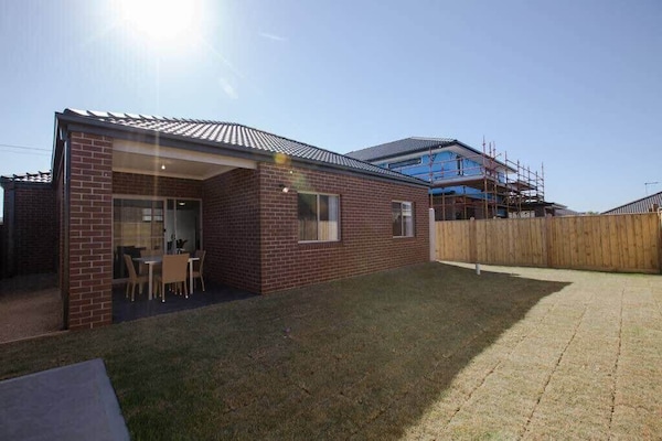Cozy 5br House - Discover Aviation History - Werribee