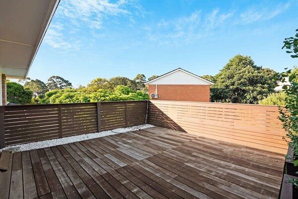 Spacious Family Home In The Heart Of Wheelers Hill - Mitcham