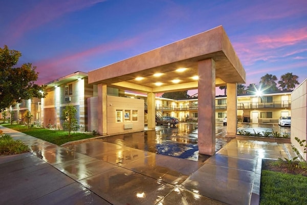 Exclusive Disney Getaway! Steps From Downtown Disney & Theme Parks, Pool - Buena Park, CA