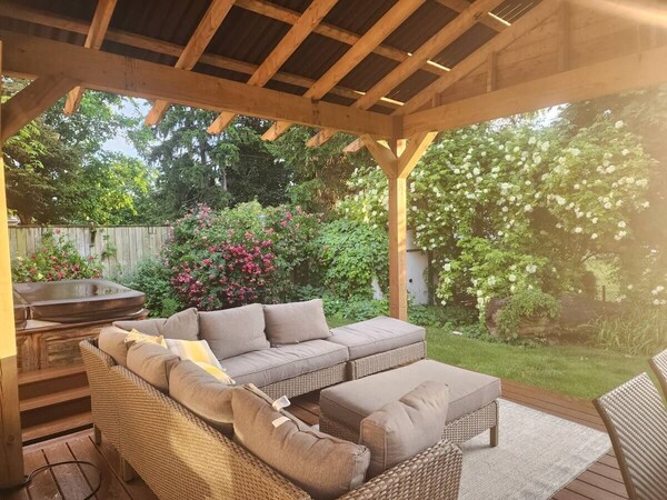 Niagara Wine Region 4 Bedrooms Retreat W/hot Tub - Niagara-on-the-Lake