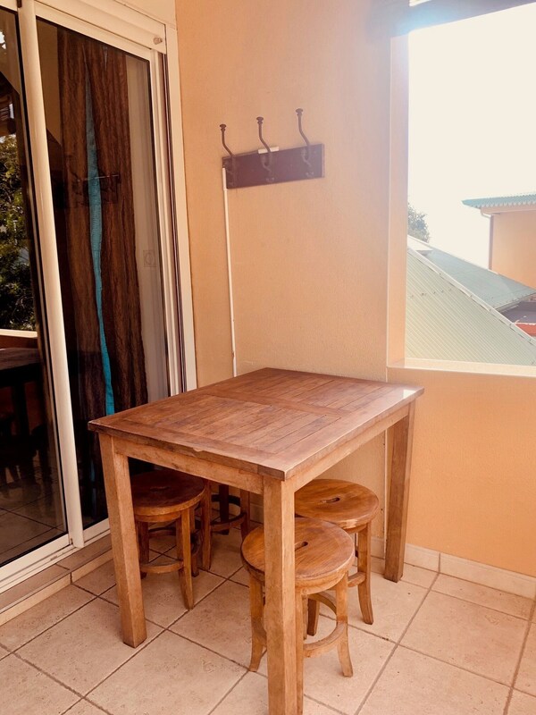 Appartement Le Guétali, T3 De 60m² à L'étage, 2 Chambres. Vue Jardin Et Mer - La Réunion
