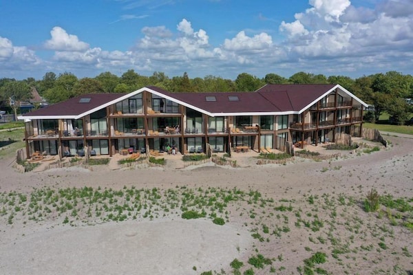 Spacious 6-person Apartment With Sauna, Bathtub, And Ijsselmeer View. Perfect For Families Or Friends By The Water. - Friesland