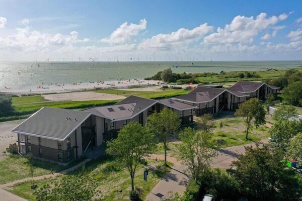 Two Floors, Four Bedrooms, A Sauna, And Views Over The Ijsselmeer. Ideal For Large Families Or Groups Of Friends. - Workum