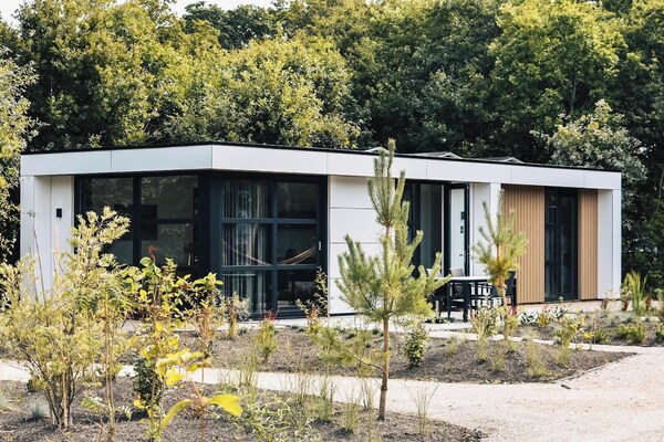 Luxurious And Sustainable 4-person Holiday Villas With High Windows, Completely Gas-free And Equipped With Solar Panels. Enjoy A Stylish Living Room, Luxury Kitchen, Two Comfortable Bedrooms And A Spacious Bathroom With Rain Shower. Including Made Be - Zandvoort