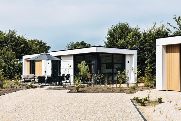 Luxurious And Sustainable 4-person Holiday Villas With High Windows, Completely Gas-free And Equipped With Solar Panels. Enjoy A Stylish Living Room, Luxury Kitchen, Two Comfortable Bedrooms And Two Ensuite Bathrooms With Walk-in Shower. Including Ma - Zandvoort