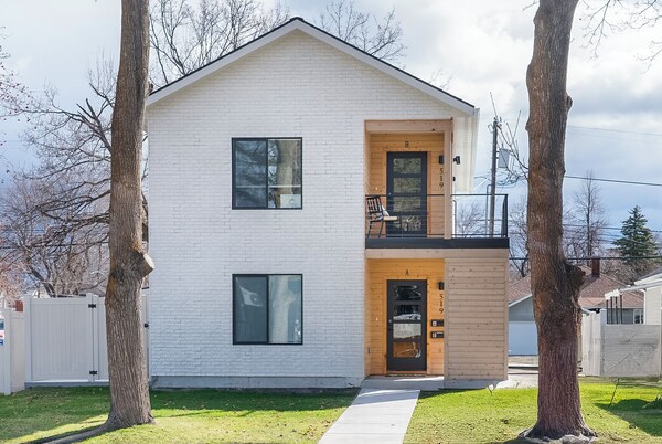 Paintbrush Bliss | Downtown Kalispell Retreat | Hot Tub | Walk To Breweries & Shops - Kalispell, MT