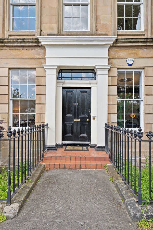 Timeless 5 Bed Duplex Flat - Glasgow