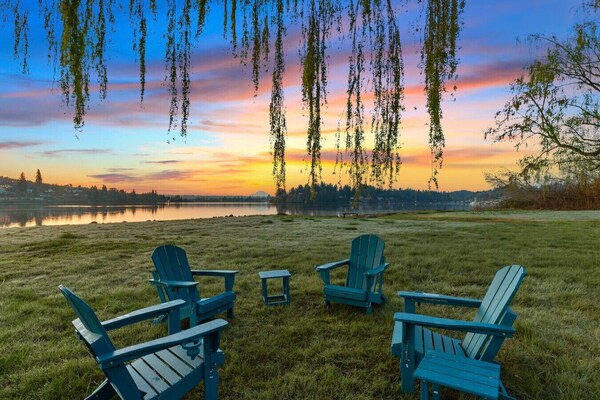 3b2b Upper Unit W/ Oceanfront & Rainier Views - Poulsbo, WA