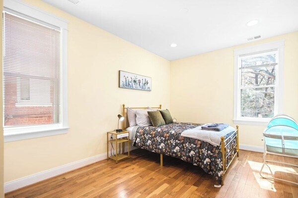 Charming 2 Bed, 2 Bath B&b In Vibrant Capitol Hill - Washington D. C., DC