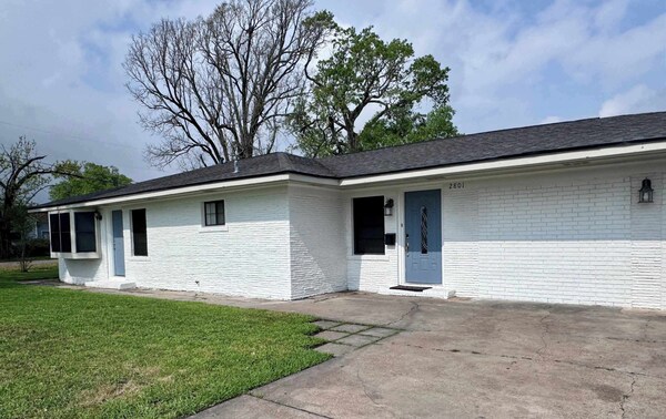 Entire Spacious 4 Br Home For Professionals - Port Arthur, TX