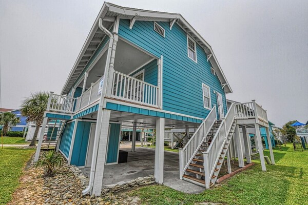 Dog Friendly! Second Row 4 Bedroom, 2 Bath Home Steps From The Beach - Surfside Beach, SC