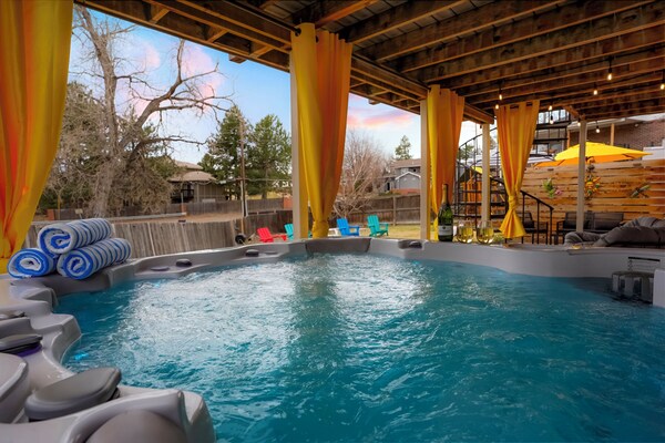 New! Lux Home-hottub-firepit-games-6tvs-13m To Den - Broomfield, CO