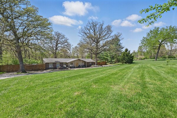 Family Friendly Lake Front Retreat With Lake Front Beach And Dock. - O'Fallon, MO