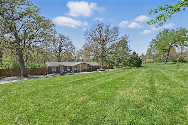 Family Friendly Lake Front Retreat With Lake Front Beach And Dock. - O'Fallon, MO