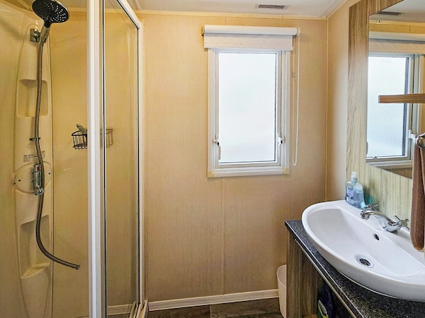 3 Bedroom Accommodation In Rhyl - Rhyl