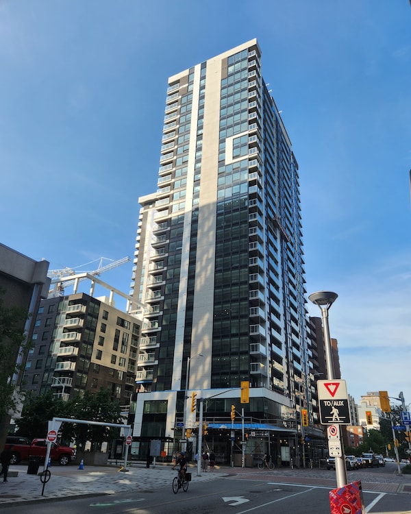 5 Min Walk To Parliament- Executive Condo- Monthly Rental Available July 1.2025 - Ottawa