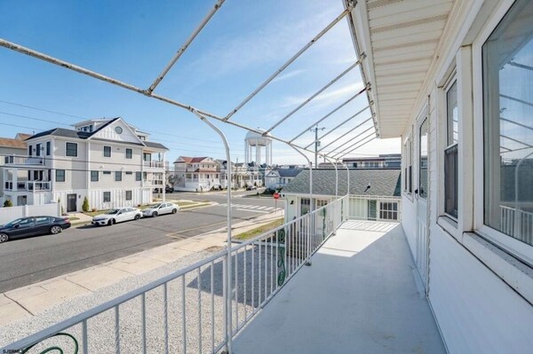 Charming 3-bedroom Condo With Porch & Parking In Tranquil Ocean City - 大洋城