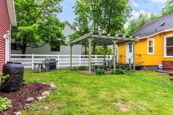 New! Marigold & Poppy - Group-friendly Douglas Retreat - Central & Walkable - ソーガタック, MI