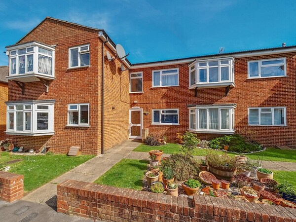 Bright, Spacious 1bed W/parking | Pass The Keys - Shere