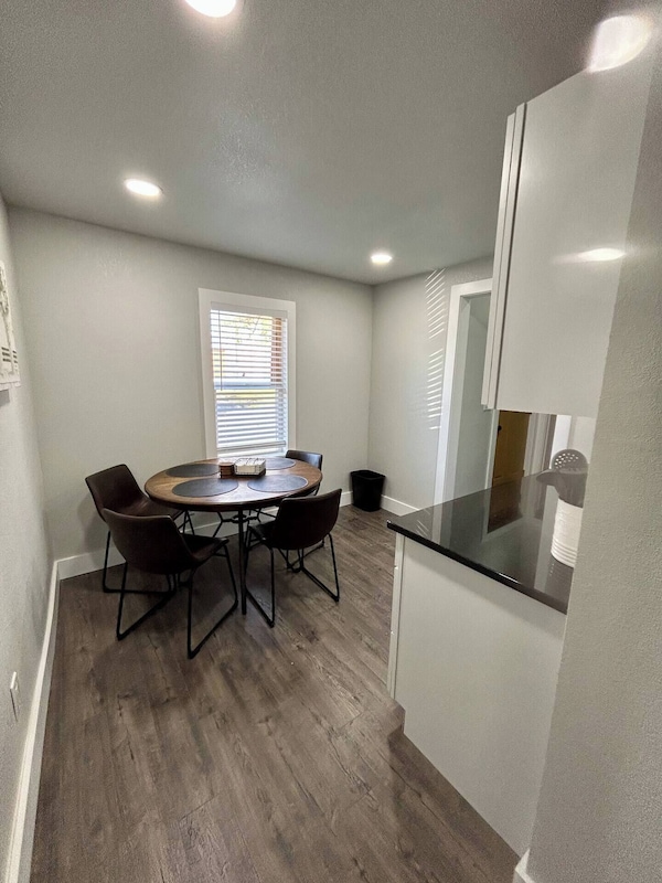 Historic Loft, 5 Min->dtwn | Long Stays | 910 Mbps | 2 Living Areas | Balcony With Skyline View - Kansas City, MO