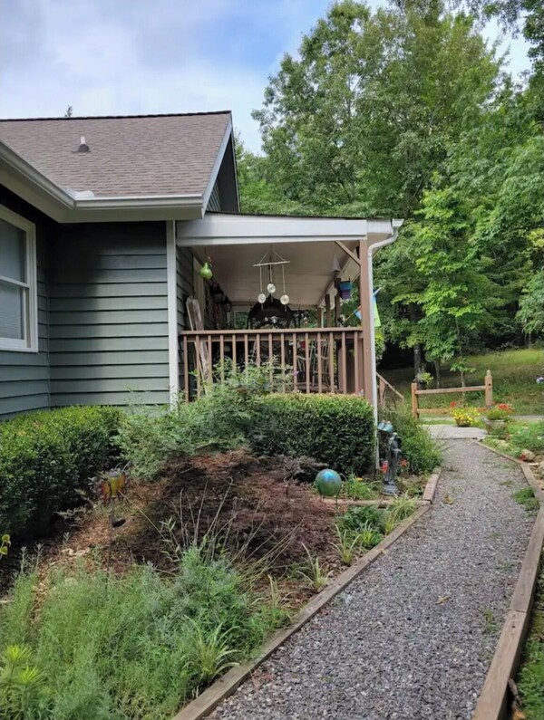 Discover Serenity Cove, A Charming Getaway Nestled In Gas Northern Mountains - Hiawassee, GA