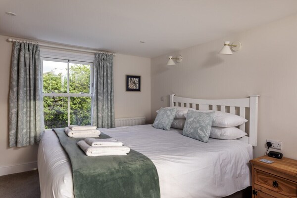 The Maid's Cottage  · Rural Hideaway In A Cosy Farm Cottage With Hot Tub - Cambridgeshire