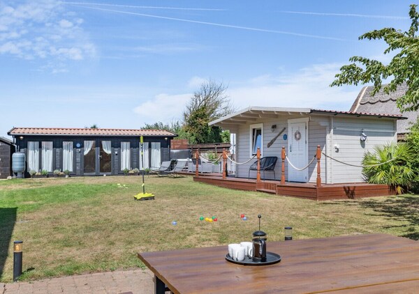 Old Cottage & The Log Cabin - Mundesley