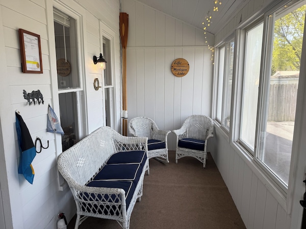 1902 Cottage W Muskegon Lake Views, 4 Bedrooms, Ac Wifi, Btwn Beach & Downtown - Muskegon, MI