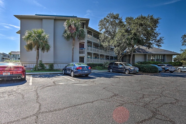 Beach Access: Ocean-view Condo W/ Screened Balcony - Hunting Island State Park, Beaufort